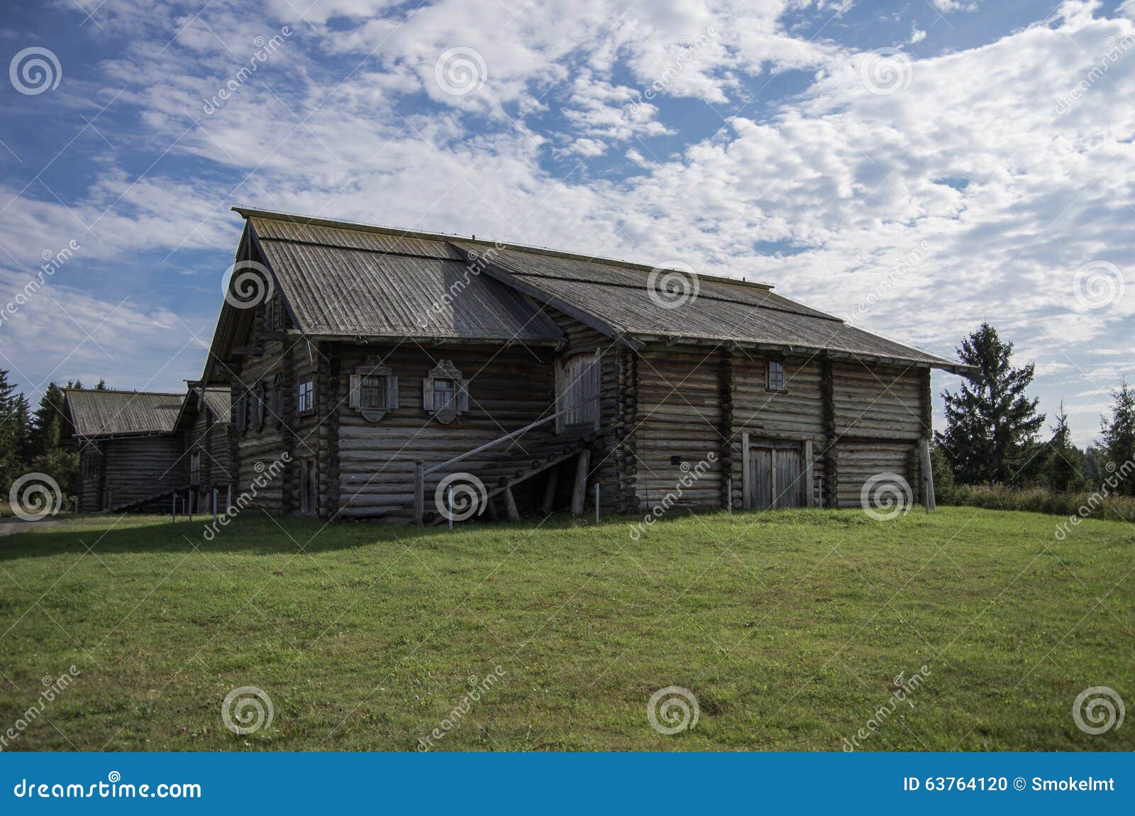 Casa Rusa De Madera Tradicional Foto de archivo - Imagen de recorrido ...