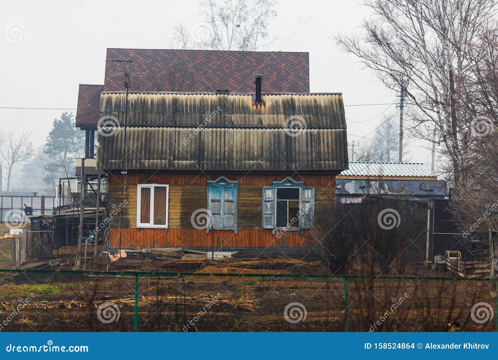 Casa Rustica De Madeira Casa Tradicional Da Aldeia Russa Foto de Stock ...
