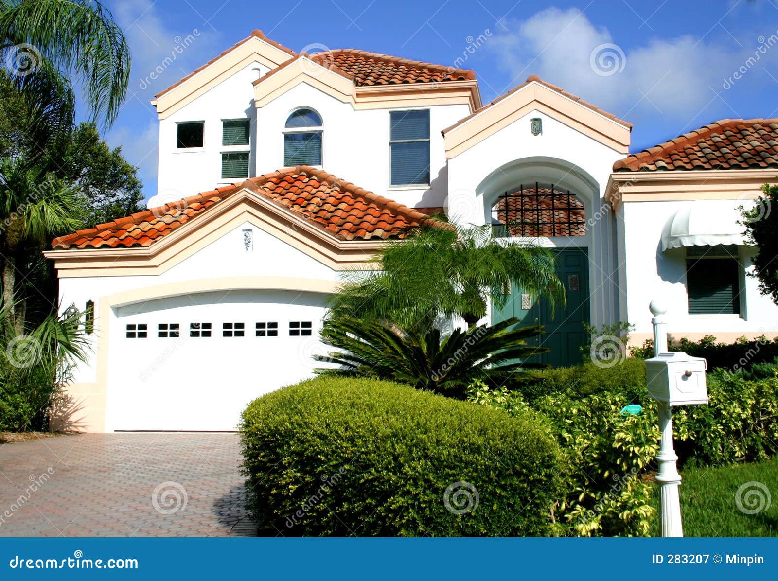 Casa spagnola di stile immagine stock. Immagine di paesaggio - 283207