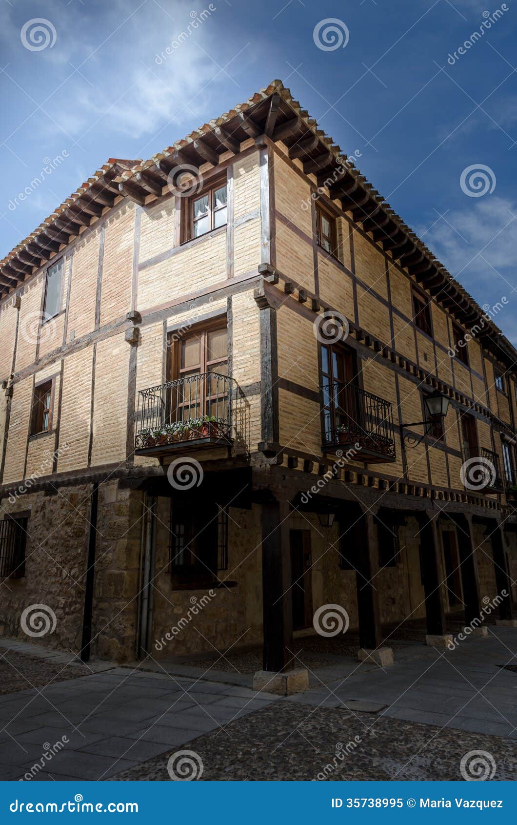 Casa spagnola tipica immagine stock. Immagine di tipico - 35738995