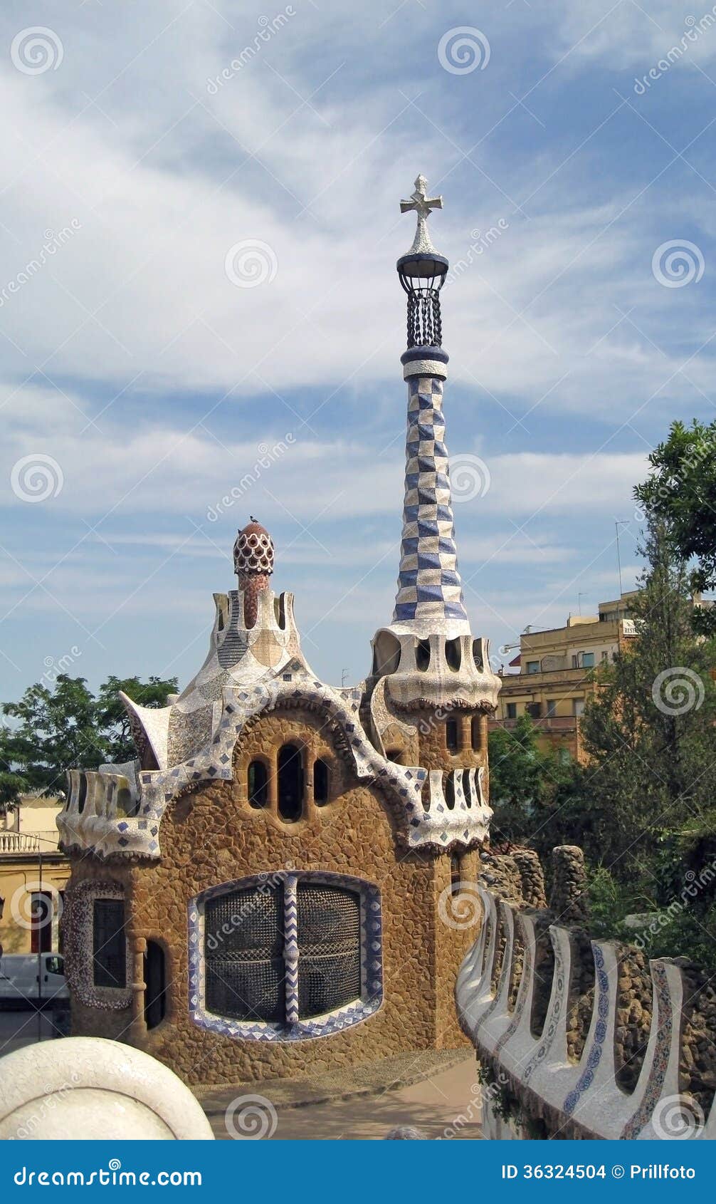 Casa Surrealista En Barcelona Foto de archivo - Imagen de fachada ...
