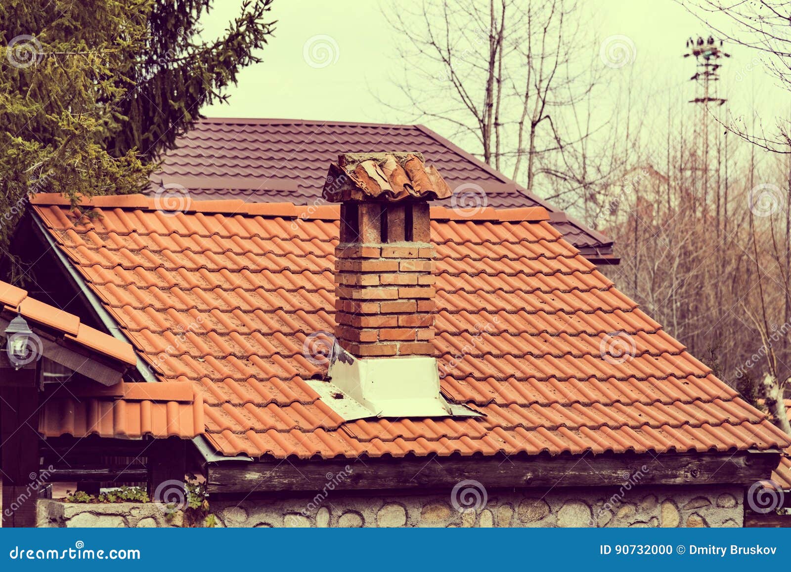 Casa tejada del tejado foto de archivo. Imagen de antiguo - 90732000