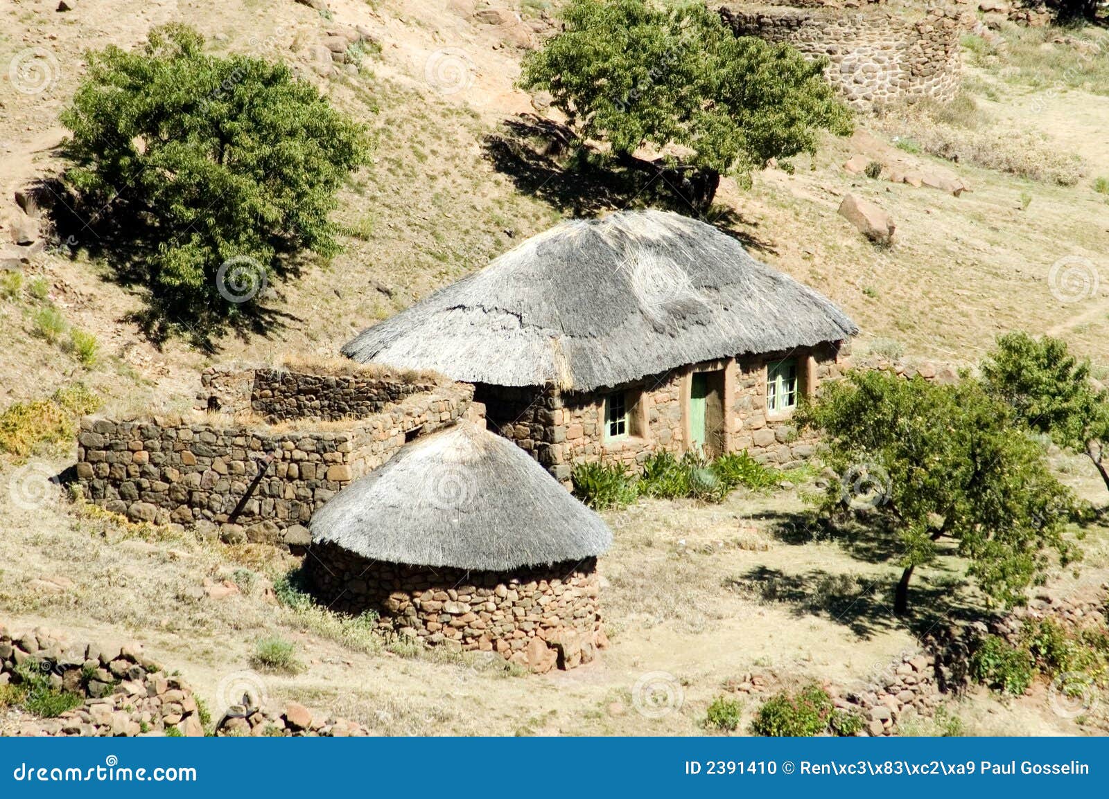 Casa Tradicional Del Basotho Foto de archivo - Imagen de lesoto ...