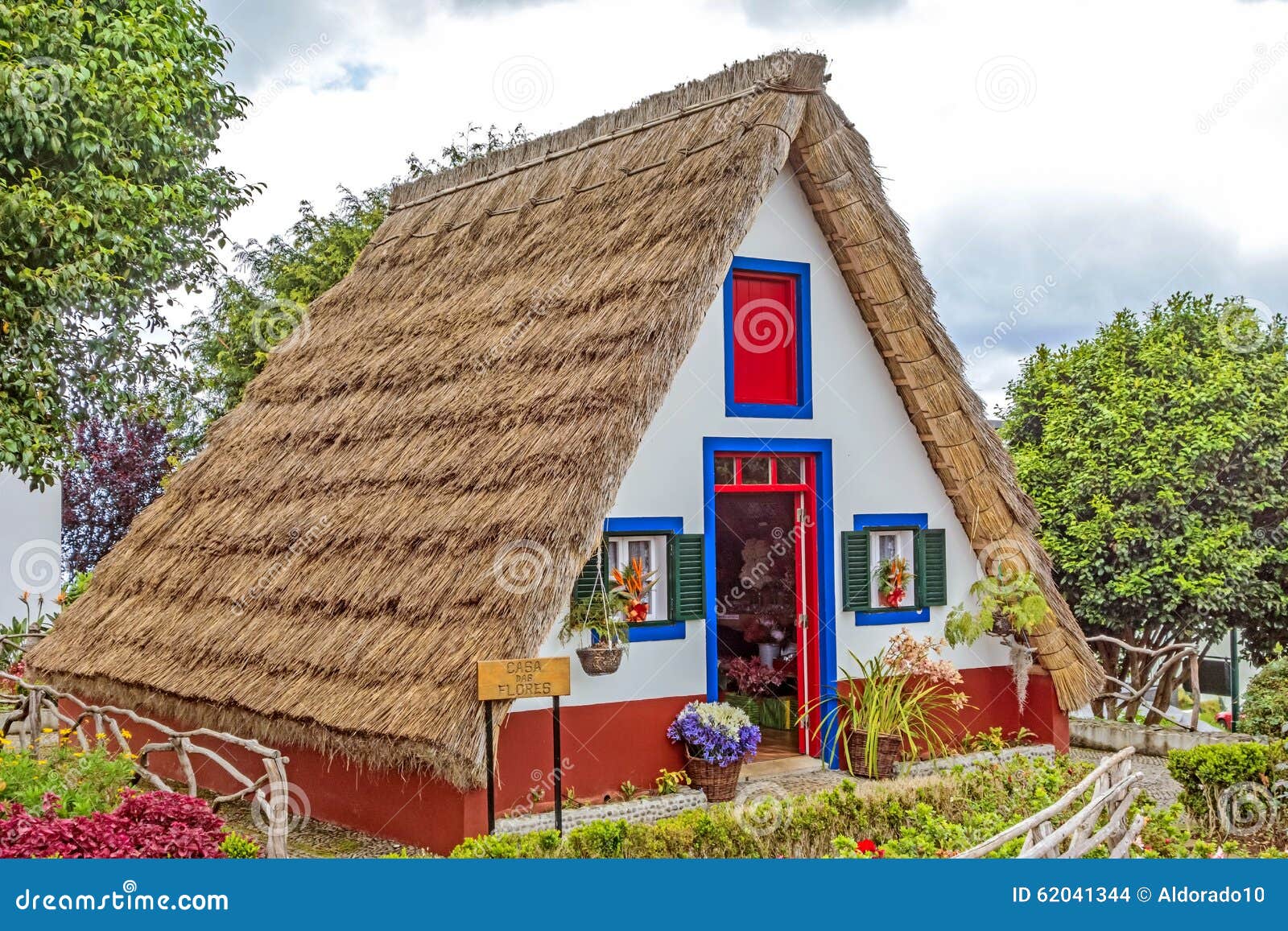 Casa Triangular Típica, Madeira Imagem de Stock Editorial - Imagem de ...