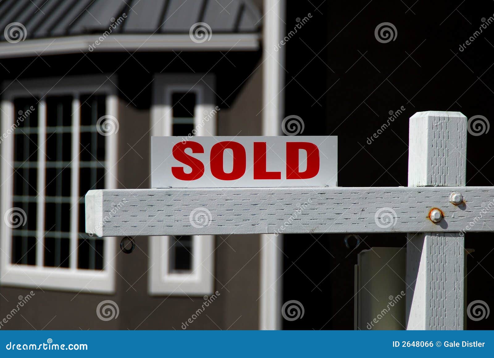 Casa vendida foto de stock. Imagem de vendido, vermelho - 2648066