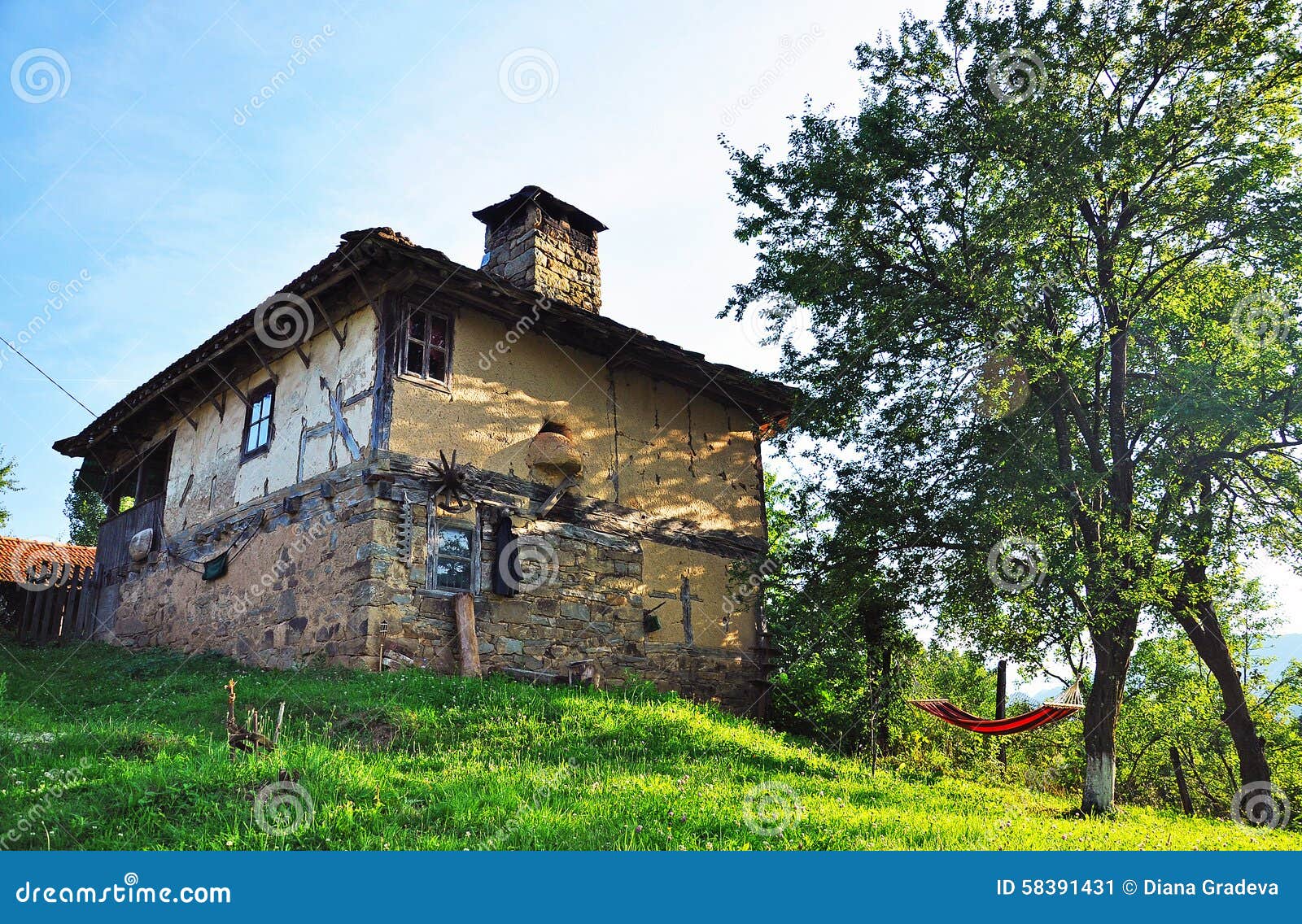 Casa vieja de la aldea imagen de archivo. Imagen de relaje - 58391431