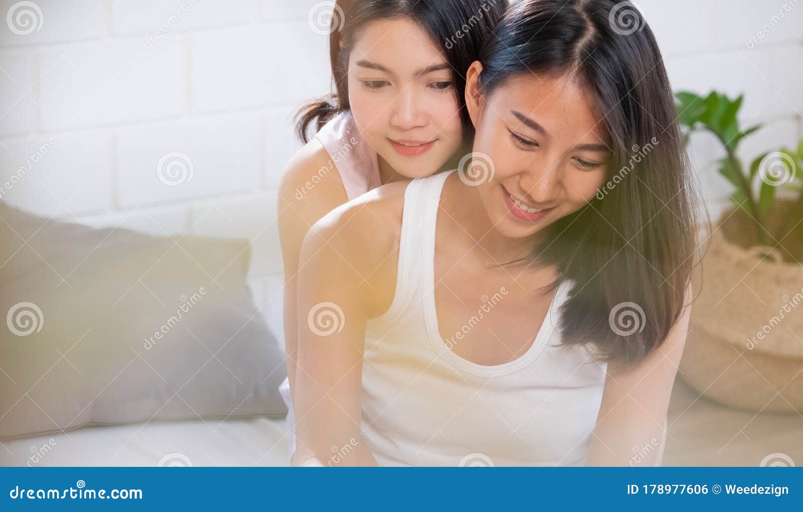 Casal De Lésbicas Asiáticas Abraçam Se Na Cama De Manhã Em Casa Confortável Foto De Stock