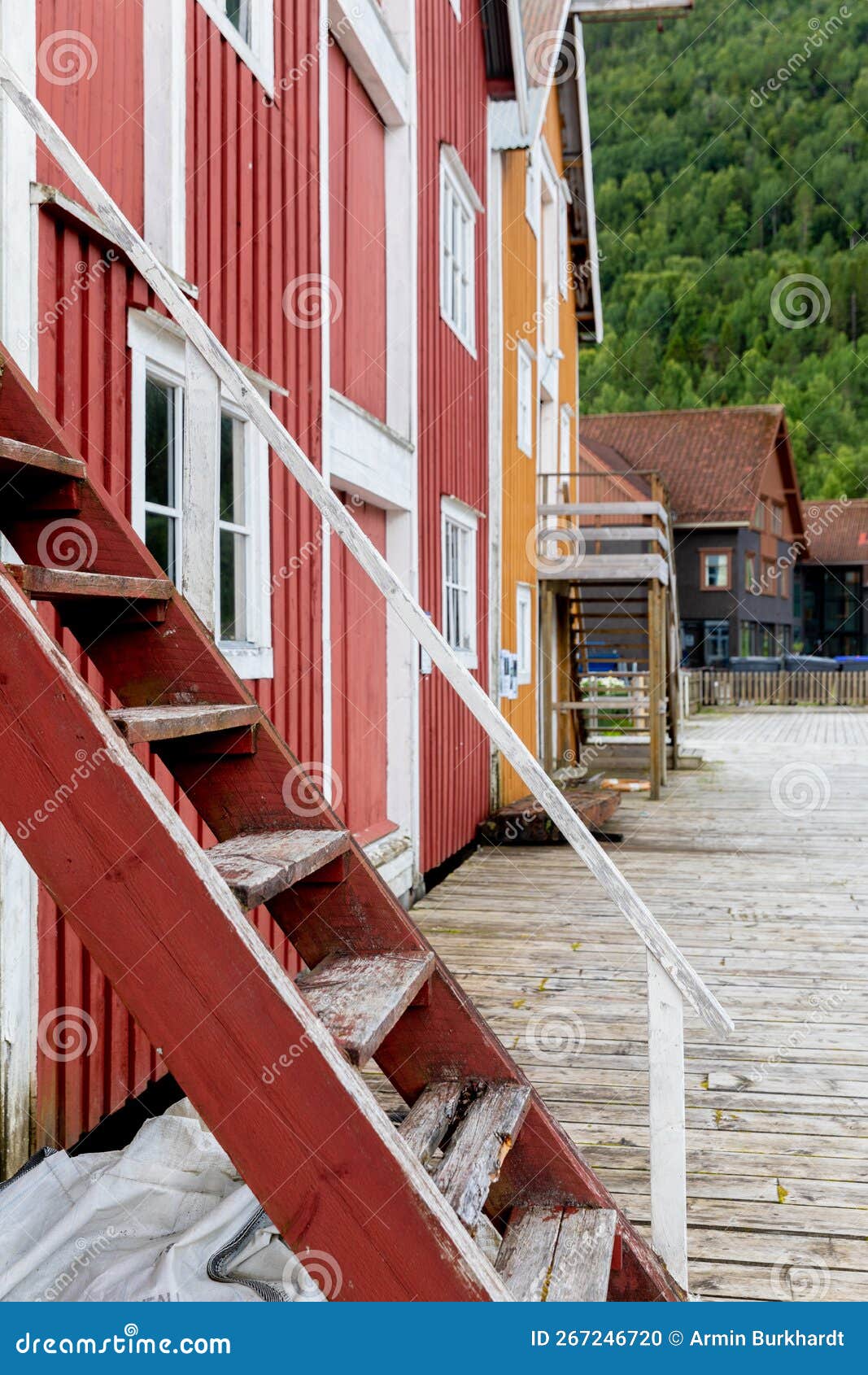Casas Antiguas De Madera De Rognan Foto de archivo - Imagen de pila ...