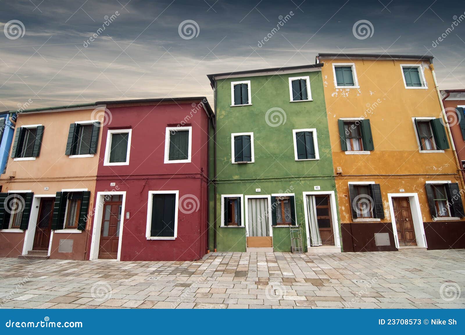 Casas coloridas imagem de stock. Imagem de canal, nuvem - 23708573