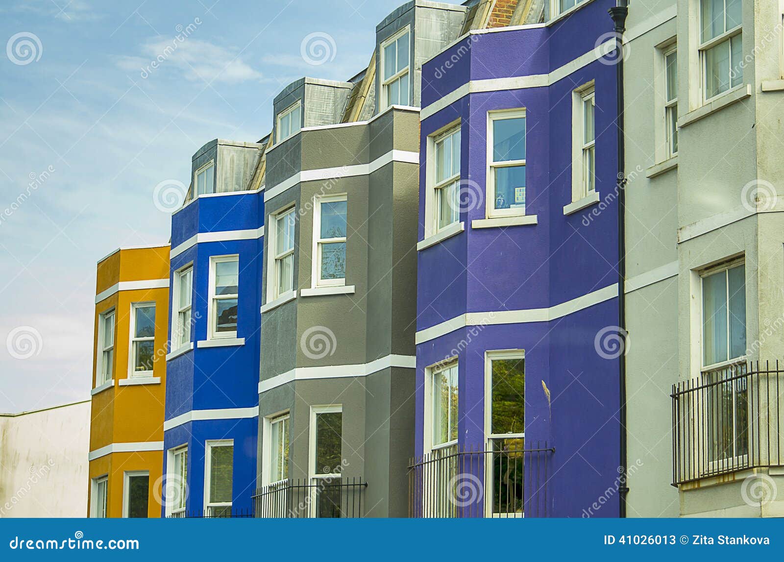 Casas coloridas imagen de archivo. Imagen de mercado - 41026013