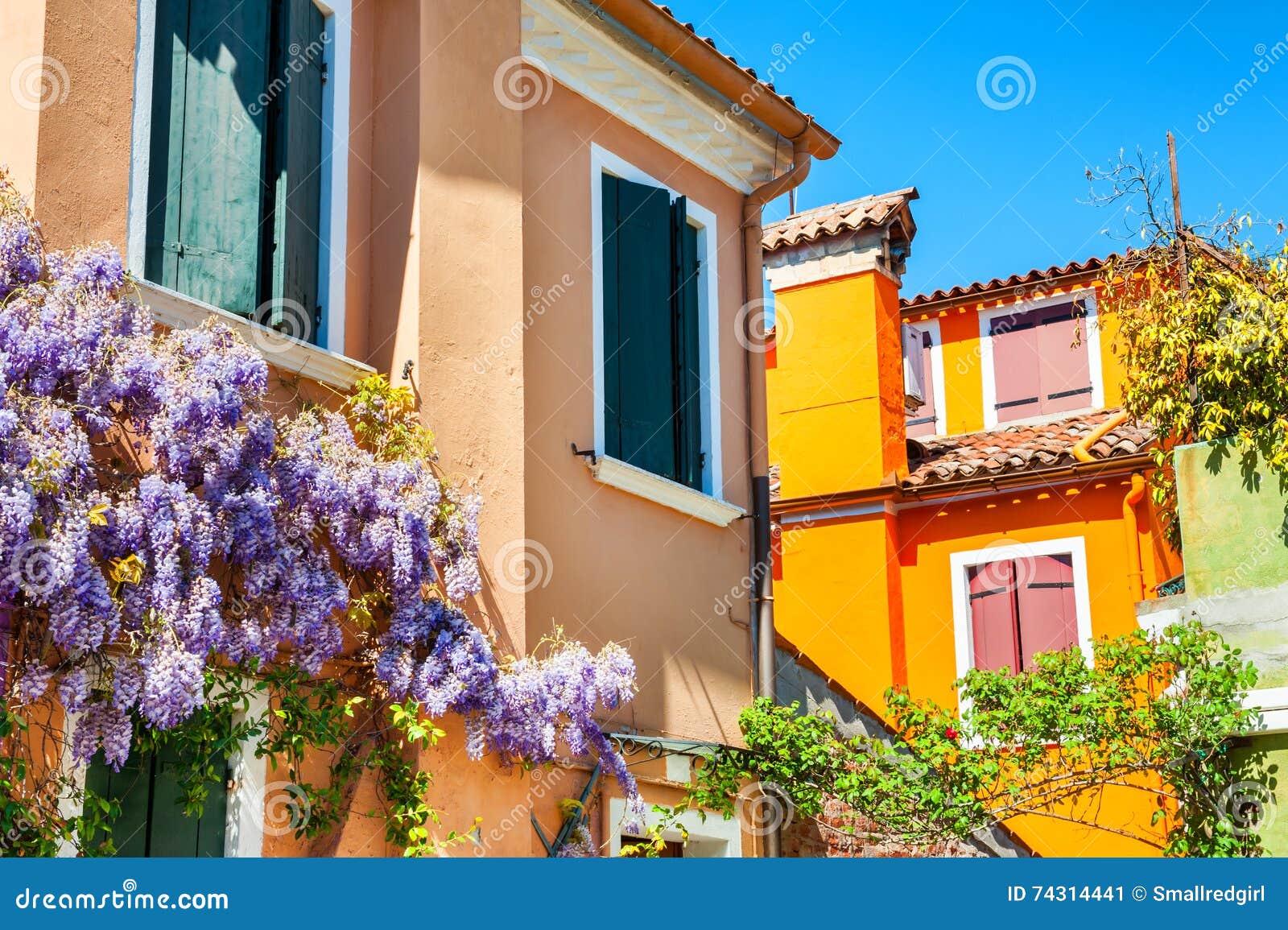 Casas coloridas imagen de archivo. Imagen de recurso - 74314441