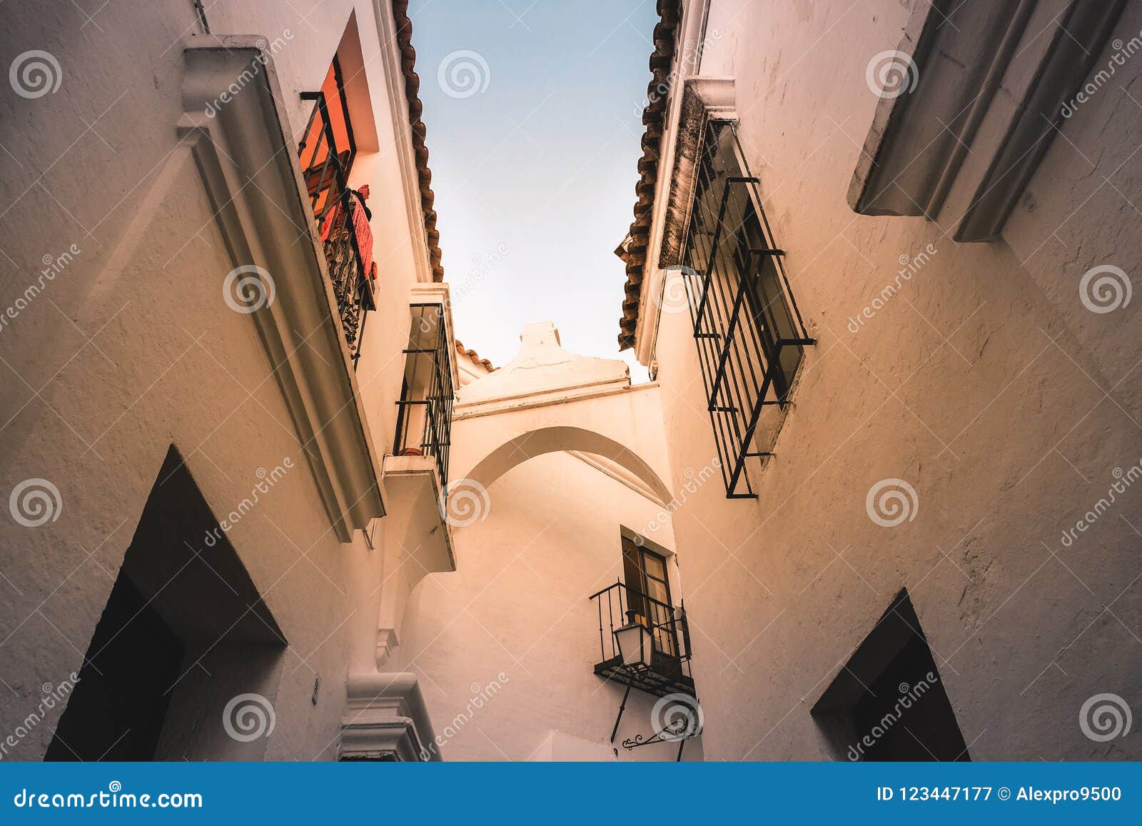 Casas Com Arquitetura Espanhola Tradicional Imagem de Stock - Imagem de ...