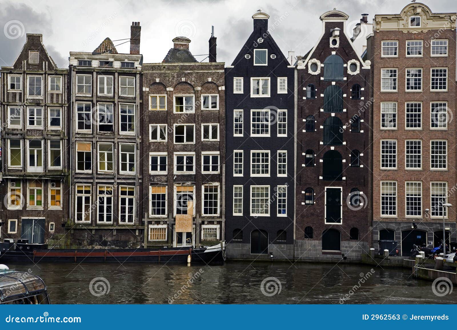 Casas de Amsterdam imagen de archivo. Imagen de ventanas - 2962563