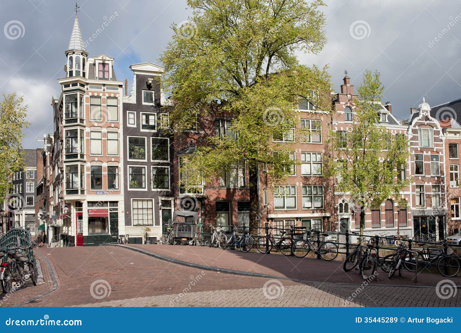 Casas de Amsterdam imagen de archivo. Imagen de apartamento - 35445289