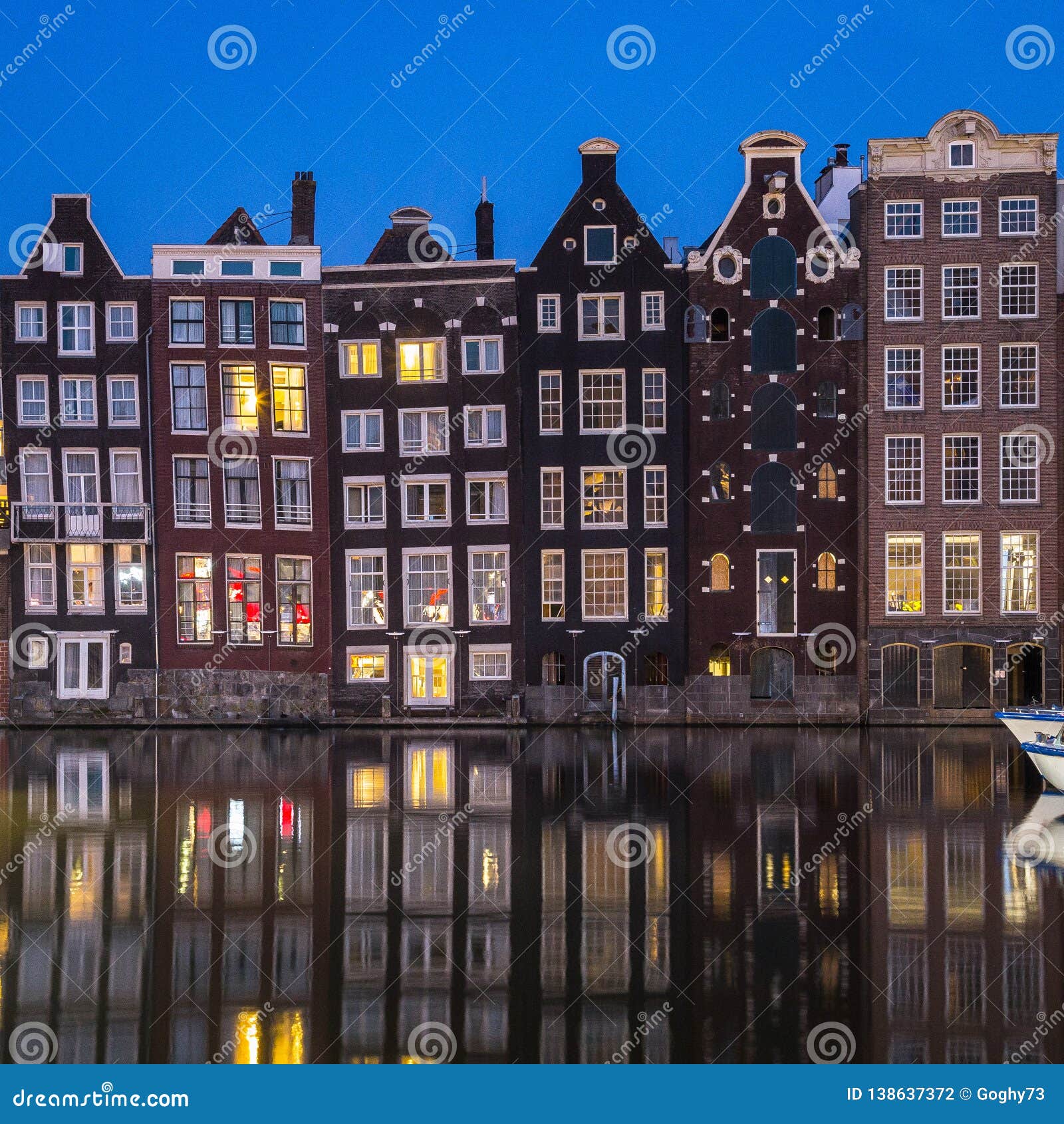 Casas De Amsterdam En Los Canales Foto de archivo - Imagen de holanda ...