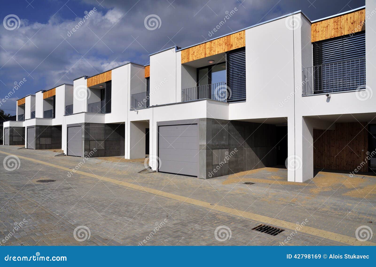Casas de fila modernas imagen de archivo. Imagen de medio - 42798169