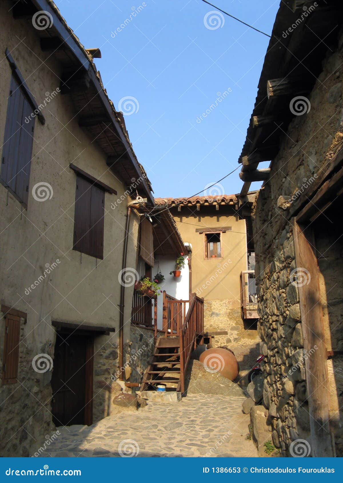 Casas de la aldea imagen de archivo. Imagen de recorrido - 1386653