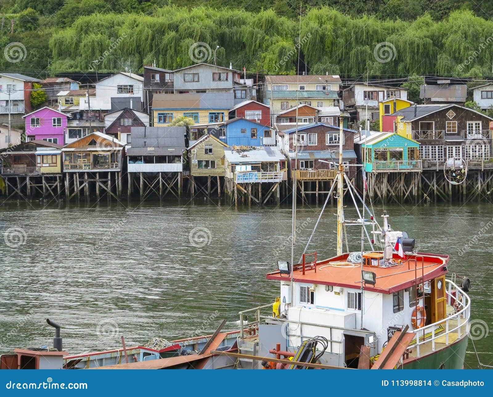 Casas De Palafitos En Castro, Isla De Chiloe En Chile Foto de archivo - Imagen de antigüedad ...