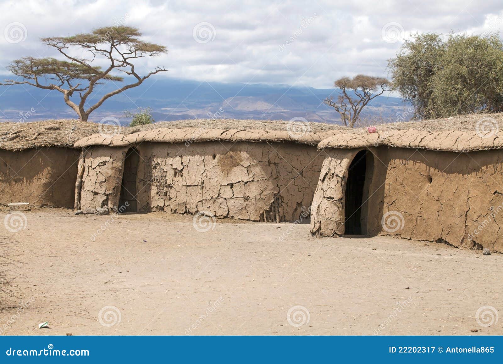 Casas Del Masai En La Aldea Imagen de archivo - Imagen de casa, masai ...