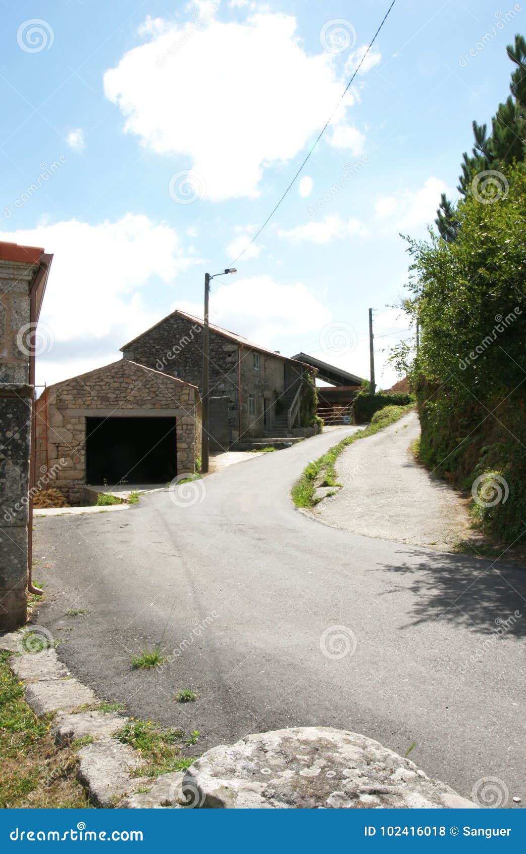 Casas Em Uma Estrada De Galiza Foto de Stock - Imagem de velho ...