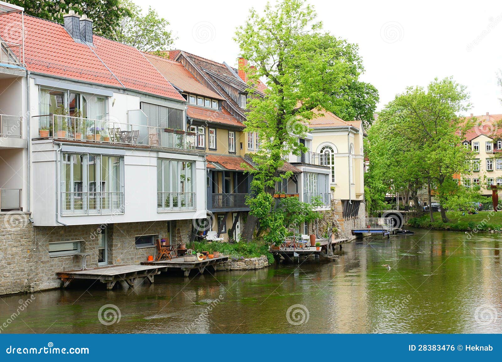 Casas en el río foto de archivo. Imagen de madera, secuencia - 28383476