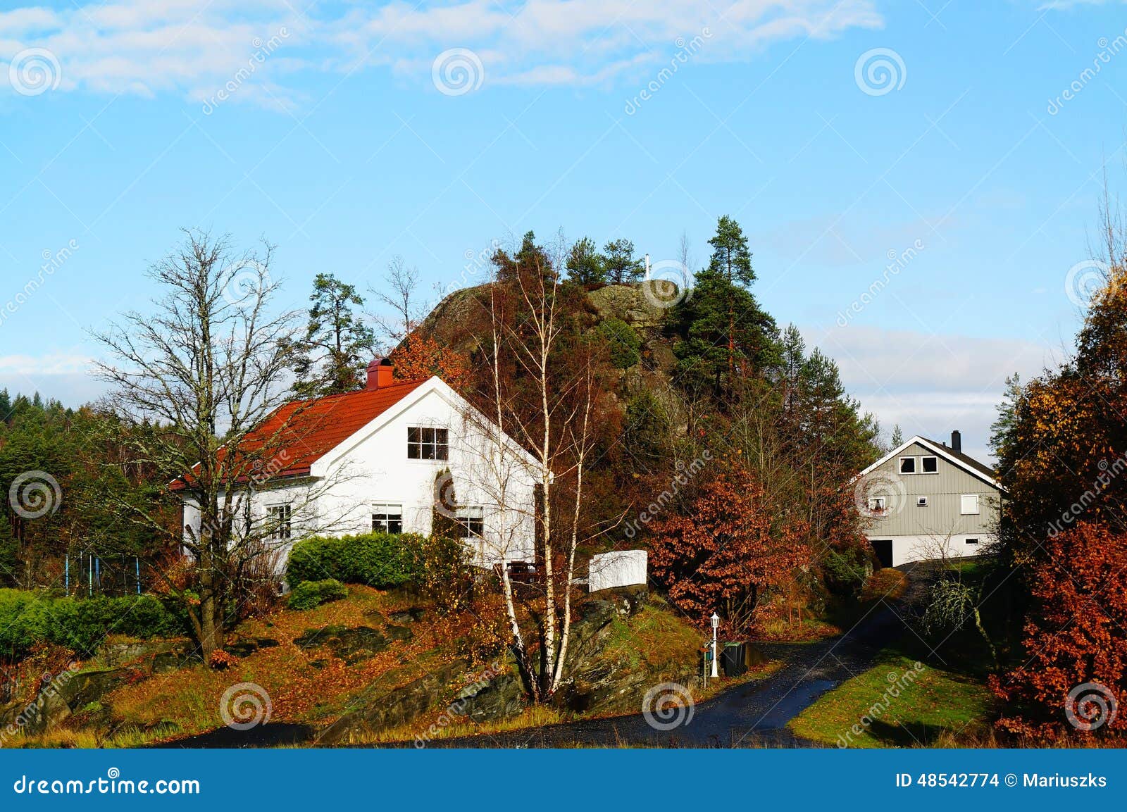 Casas en las rocas foto de archivo. Imagen de paisaje - 48542774
