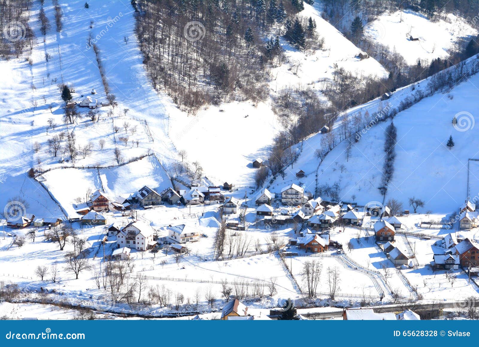 Casas En Rucar-salvado Del Paso Foto de archivo - Imagen de hermoso ...