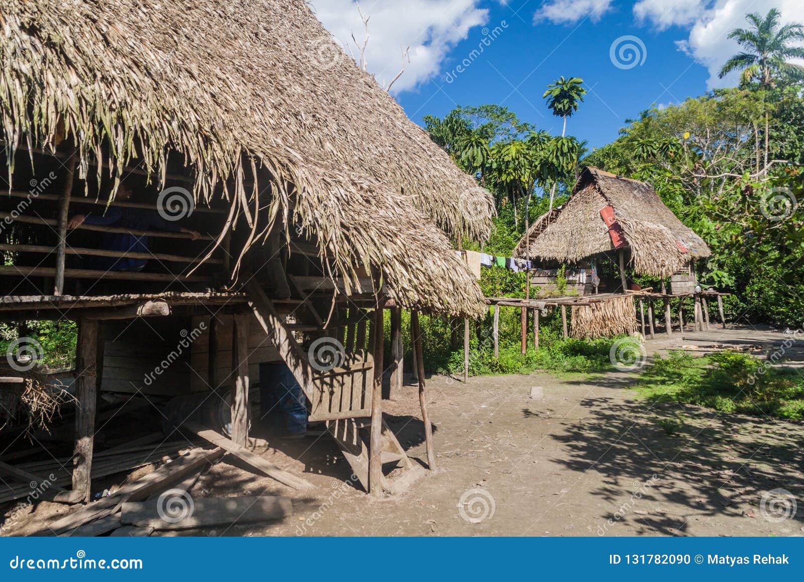 Casas en selva peruana foto de archivo. Imagen de casero - 131782090