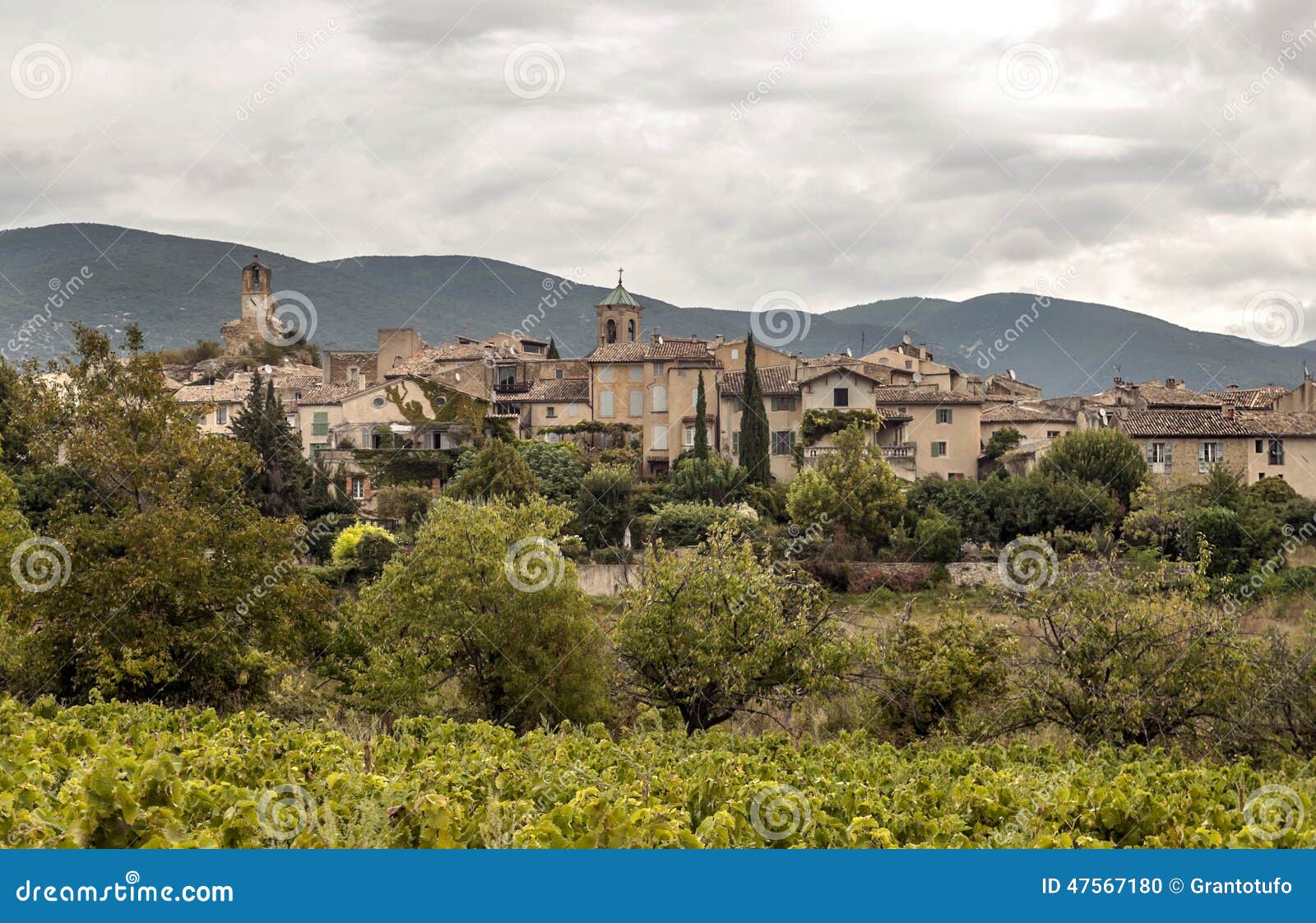 Casas en un pueblo rural foto de archivo. Imagen de francés - 47567180