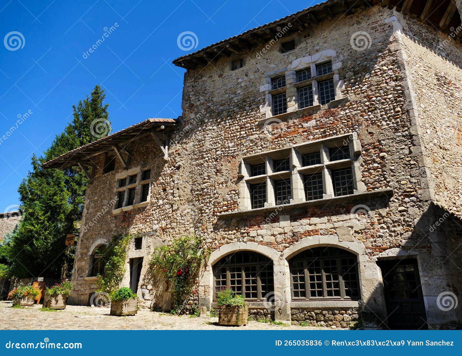 Casas Medievais Ao Longo De Uma Rua Torcida Na Cidade Medieval De ...