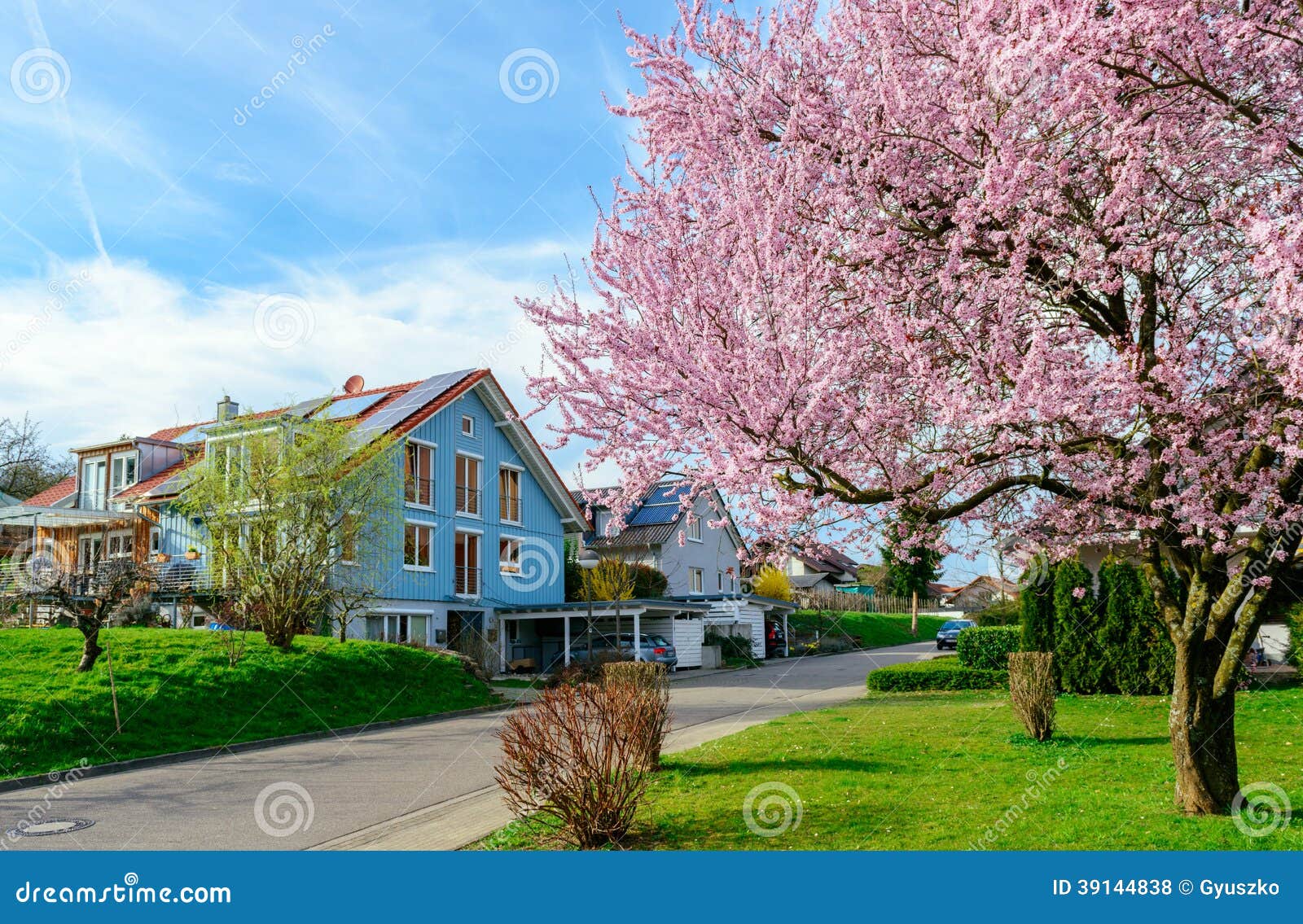 Casas Modernas En Primavera Foto de archivo - Imagen de estilo, azotea ...