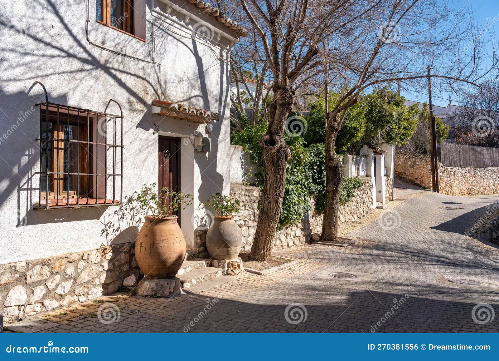 Casas Pintorescas Con Fachadas Encaladas Y Calles Estrechas En El ... Casas Pintorescas Con Fachadas Encaladas Y Calles Estrechas En El ...