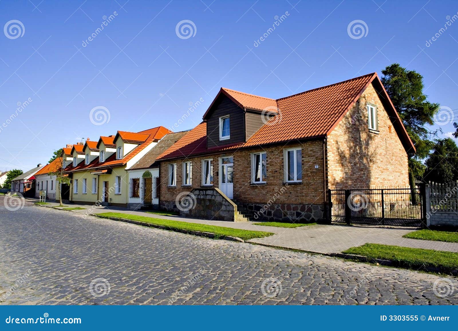 Casas polonesas imagem de stock. Imagem de casa, grama - 3303555