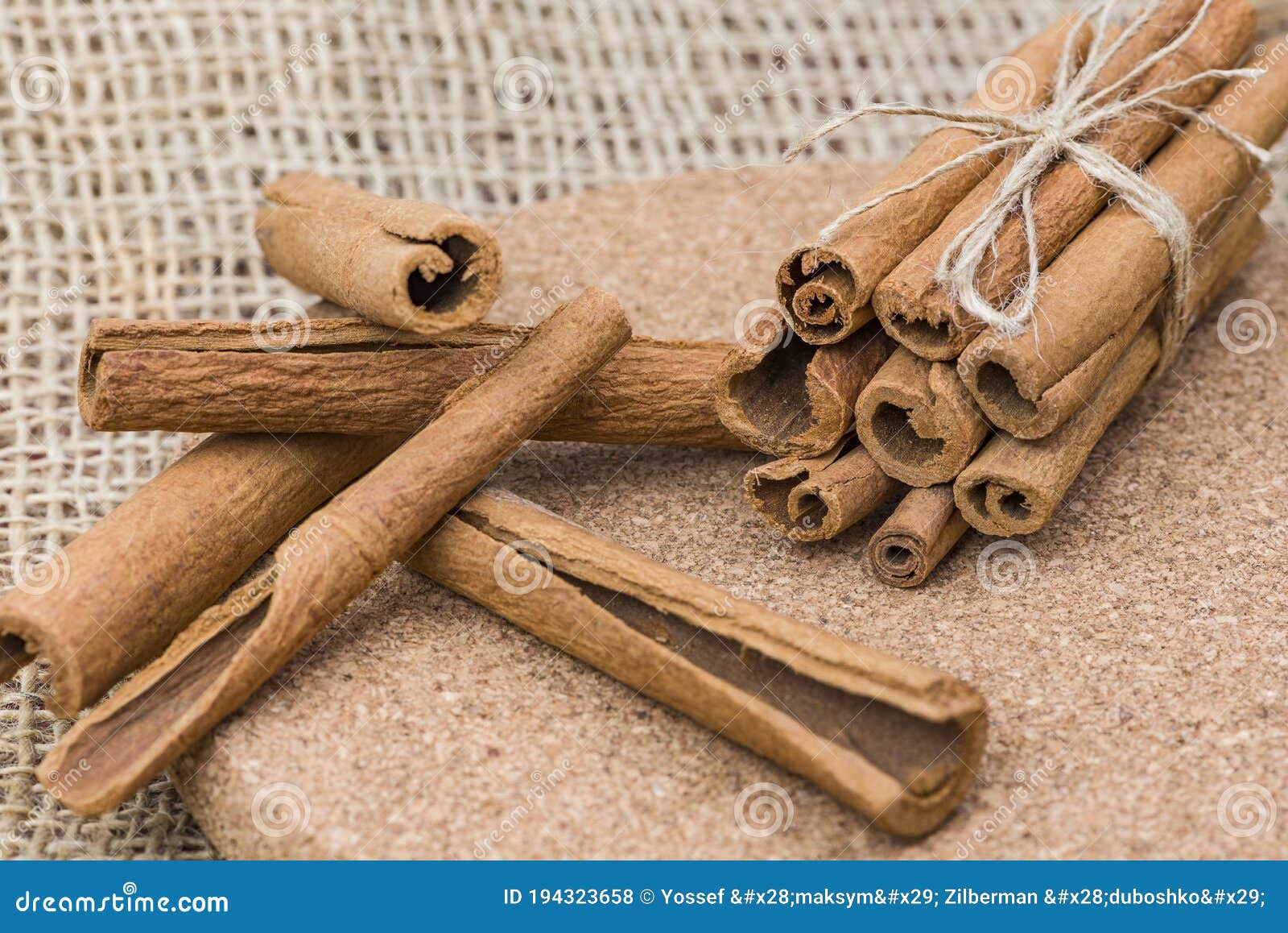 Casca De Canela Seca Amarrada Num Punhado Sobre Fundo De Burlap Foto de ...