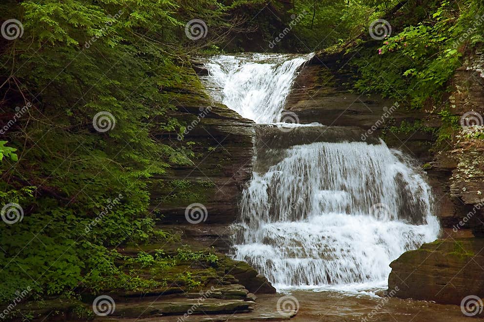 Cascada imagen de archivo. Imagen de rocas, secuencia, desmoronamiento ...