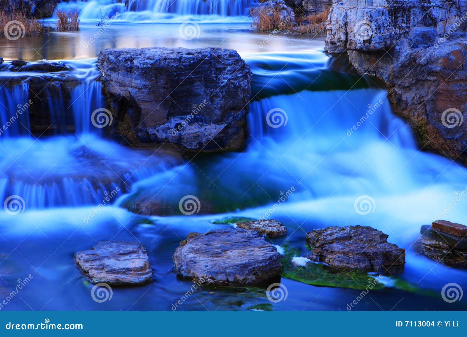 Cascada foto de archivo. Imagen de colores, azul, aguas - 7113004