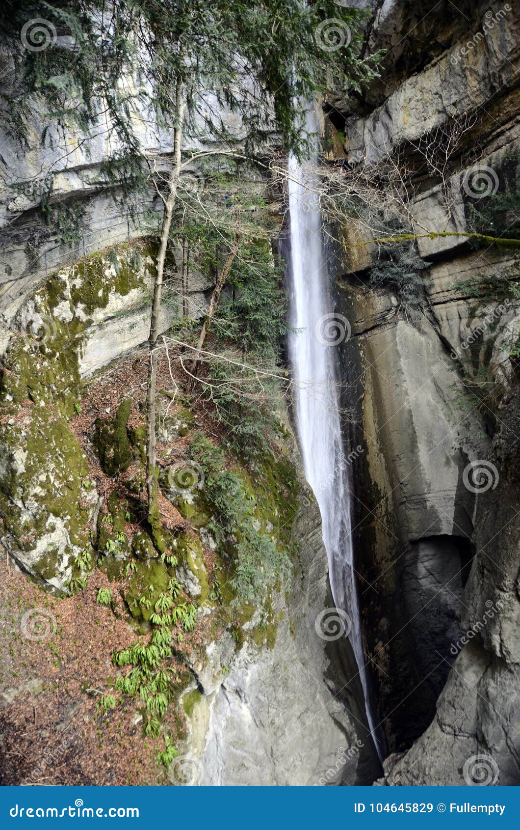 Cascada Angon En El Lago Annecy, Col Rizada Imagen de archivo - Imagen ...