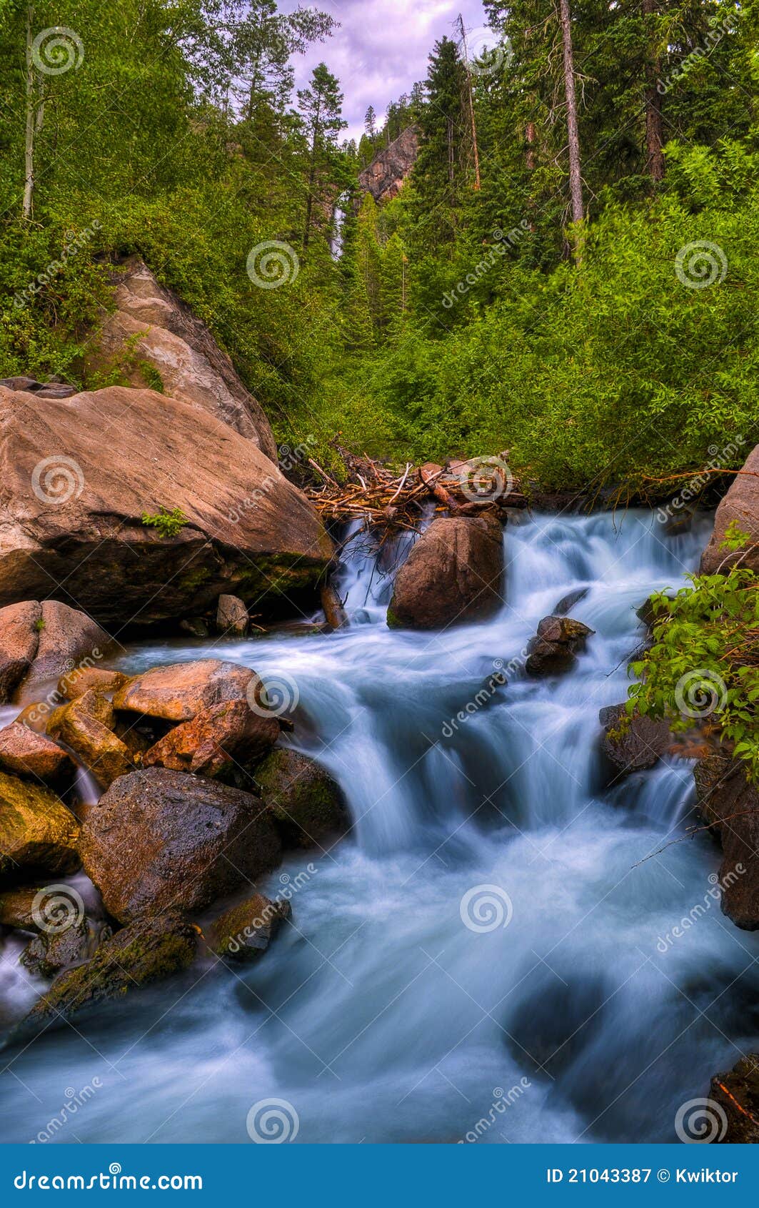 Cascada azul imagen de archivo. Imagen de piedra, fondo - 21043387