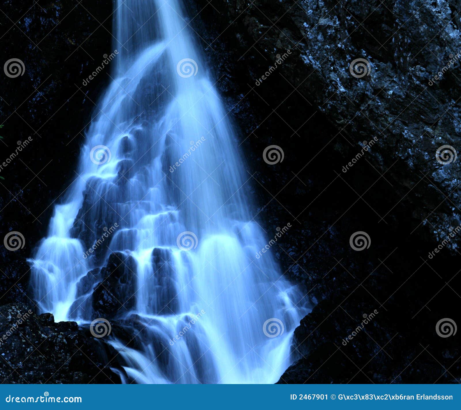 Cascada azul imagen de archivo. Imagen de cascada, cubo - 2467901