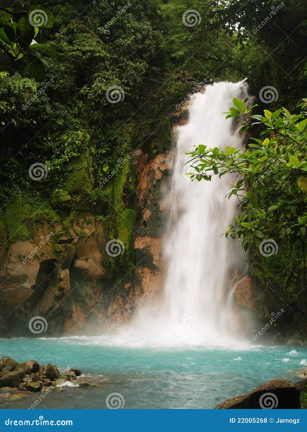 Cascada azul celestial foto de archivo. Imagen de tropical - 22005268