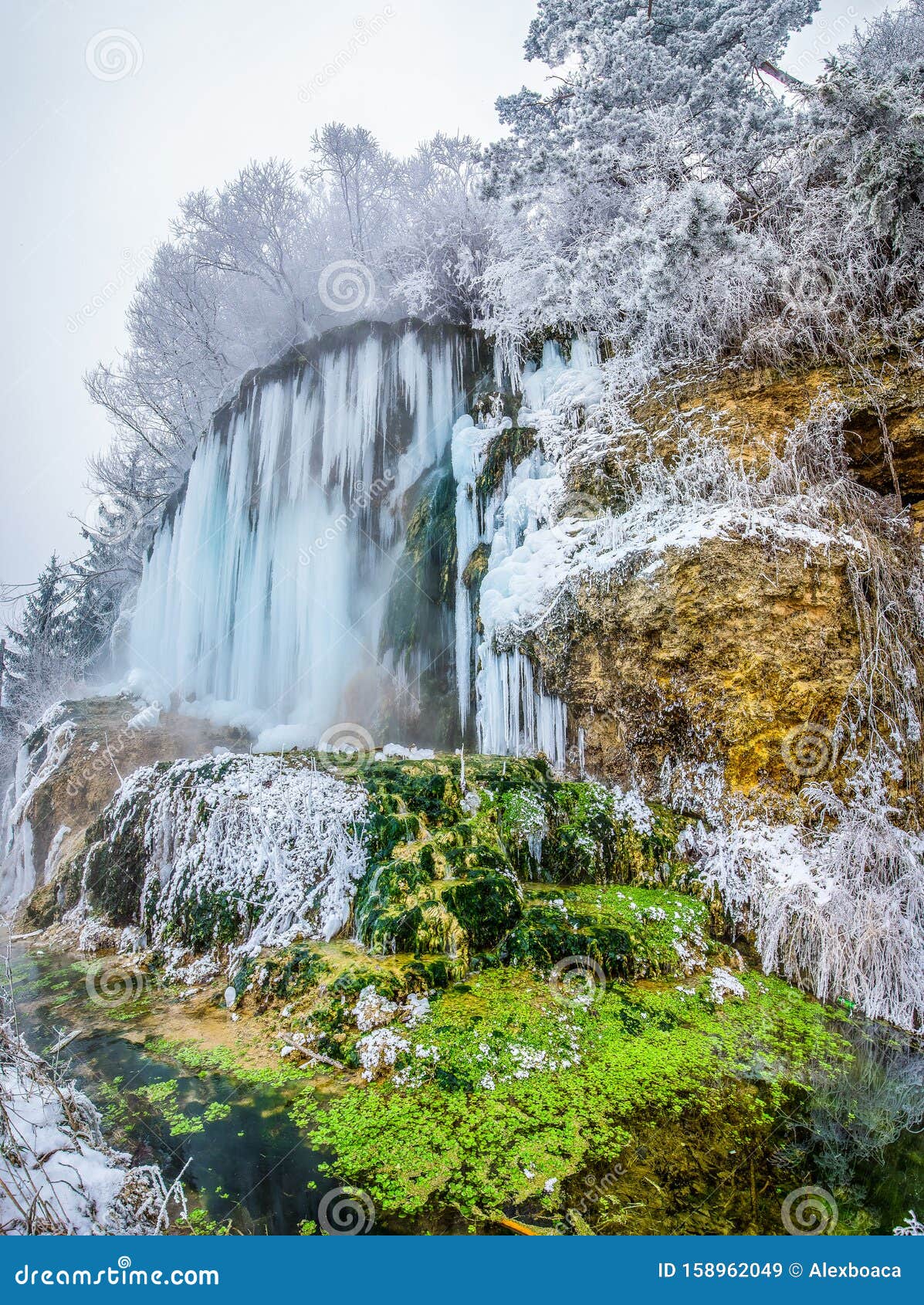 Cascada Congelada En Invierno Llena De Color Imagen de archivo - Imagen ... Cascada Congelada En Invierno Llena De Color Imagen de archivo - Imagen ...