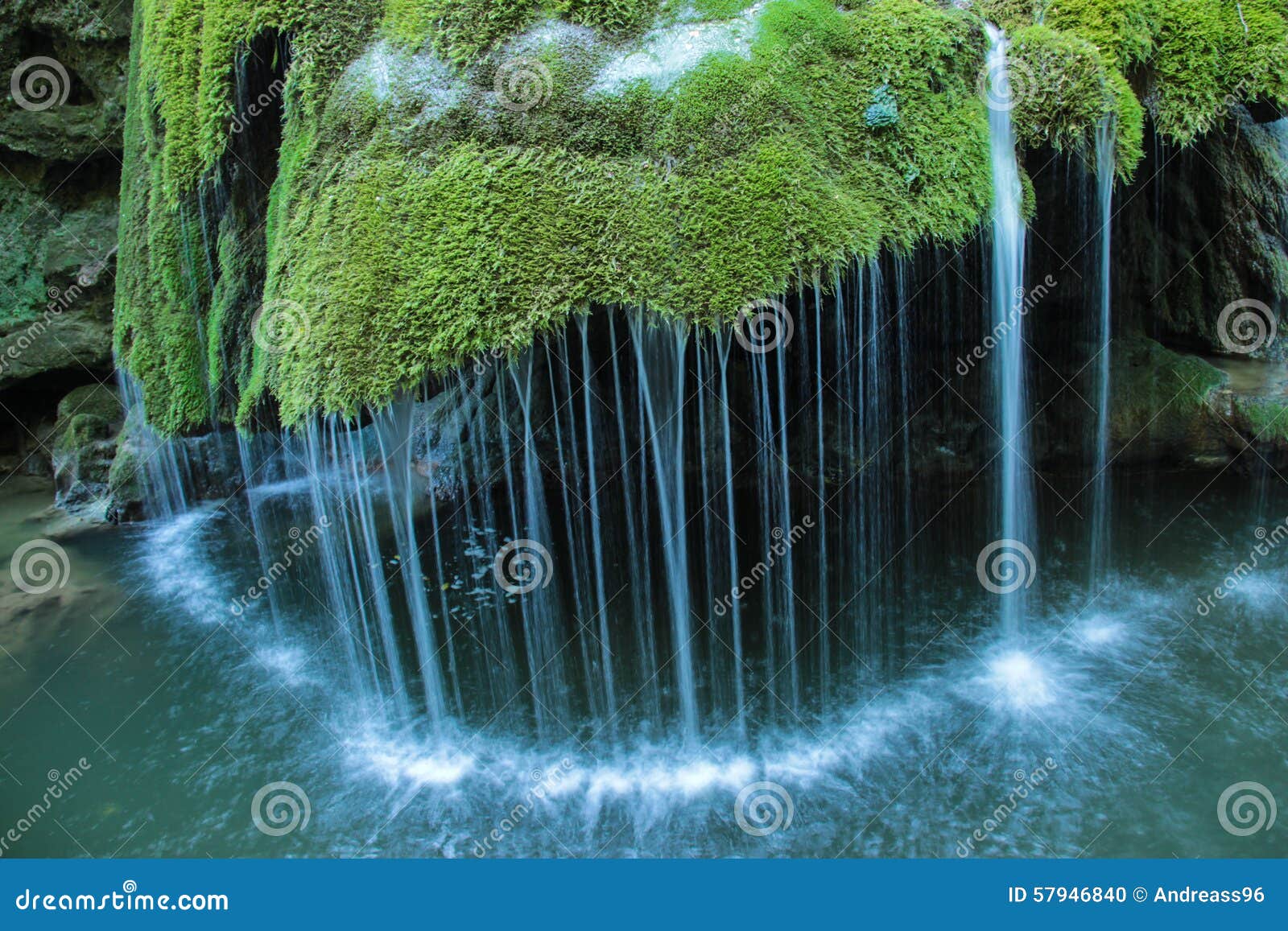 Cascada de Bigar, Rumania foto de archivo. Imagen de cascadas - 57946840