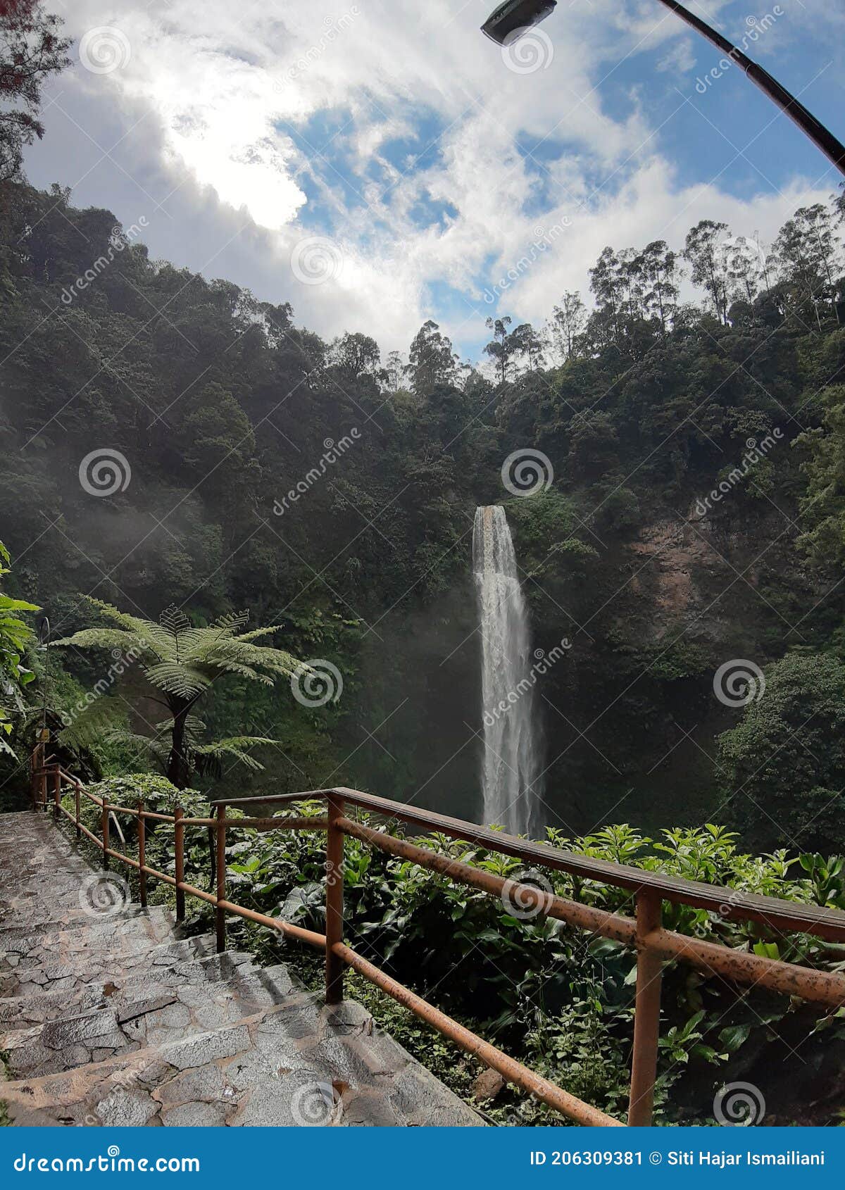 Cascada De Cimahi En Java Occidental Imagen de archivo - Imagen de ...