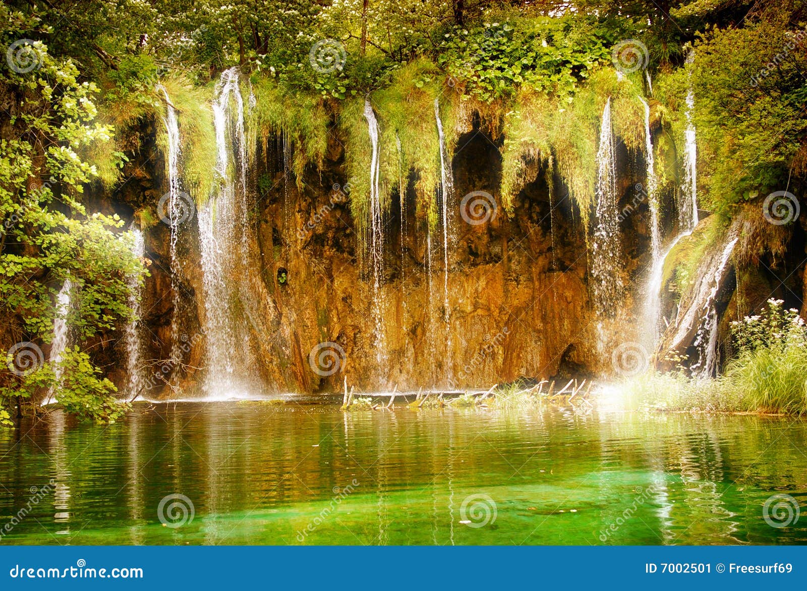 Cascada de hadas imagen de archivo. Imagen de belleza - 7002501