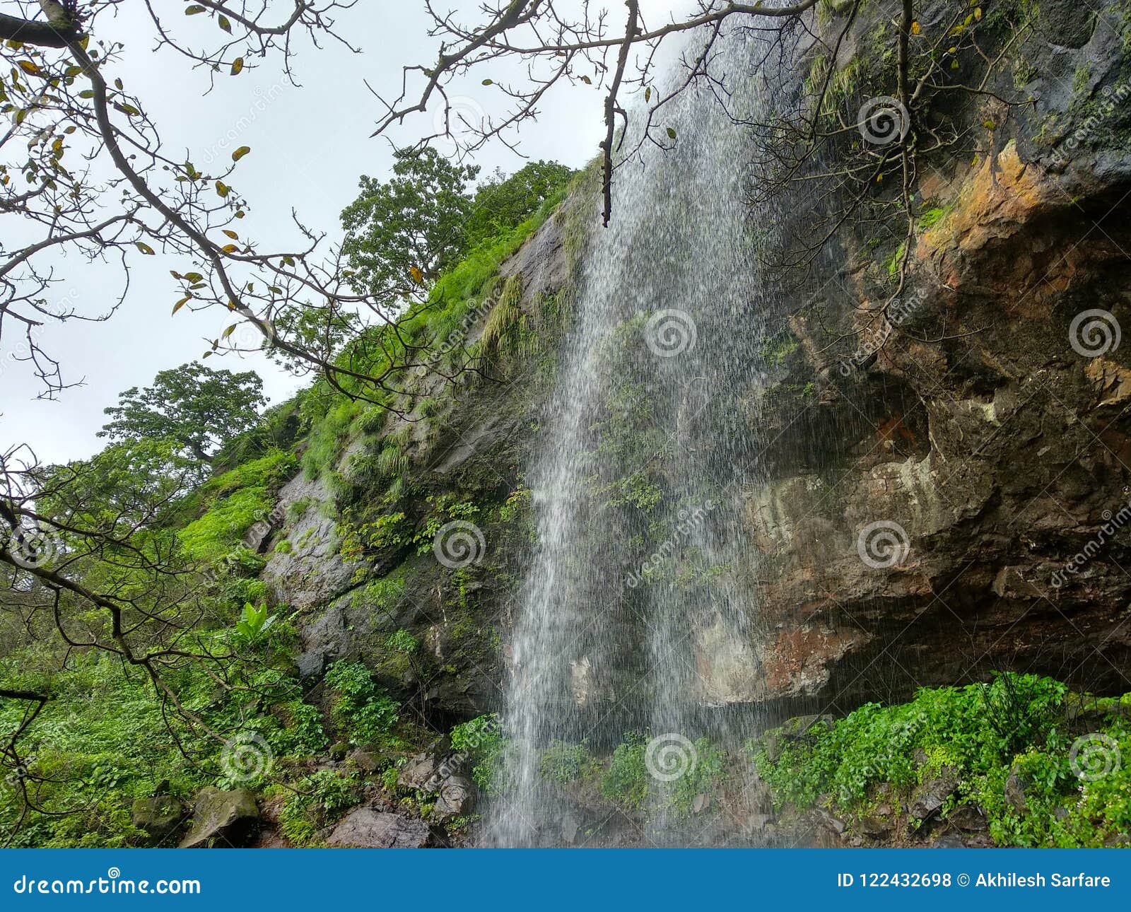 Cascada De Khandi Situada En Pune Foto de archivo - Imagen de bosque ...
