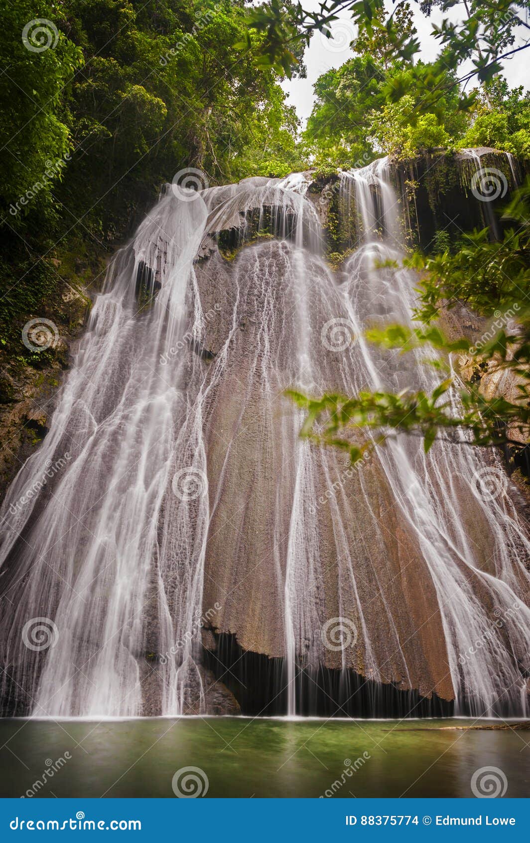 Cascada De La Isla De Batanta, Indonesia Foto de archivo - Imagen de ...