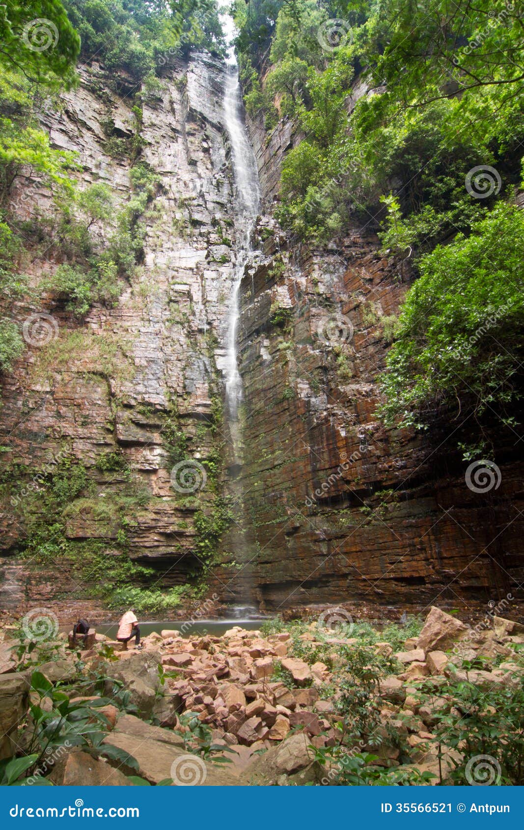 Cascada en Dindefelo imagen de archivo. Imagen de bosque - 35566521