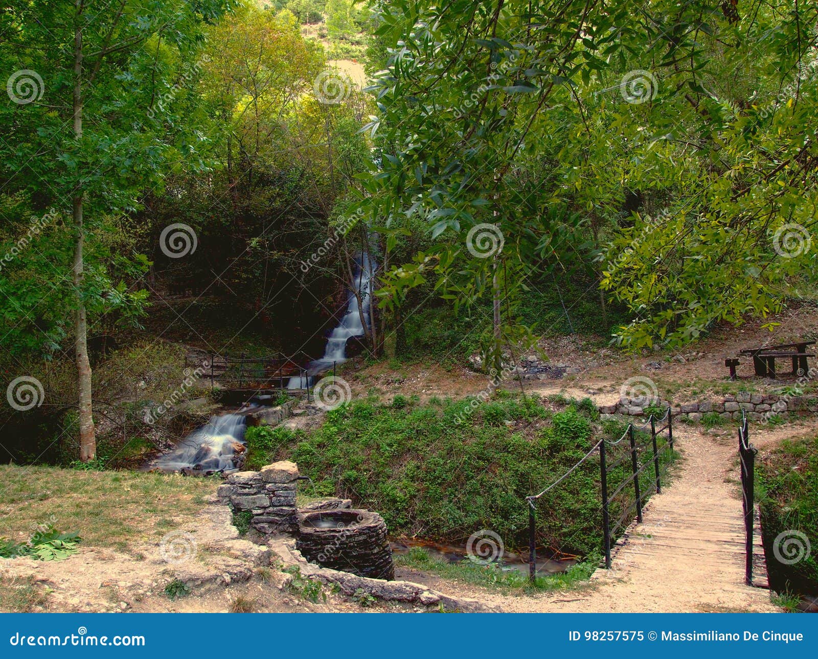 Cascada En Parque De La Comida Campestre Imagen de archivo - Imagen de ...