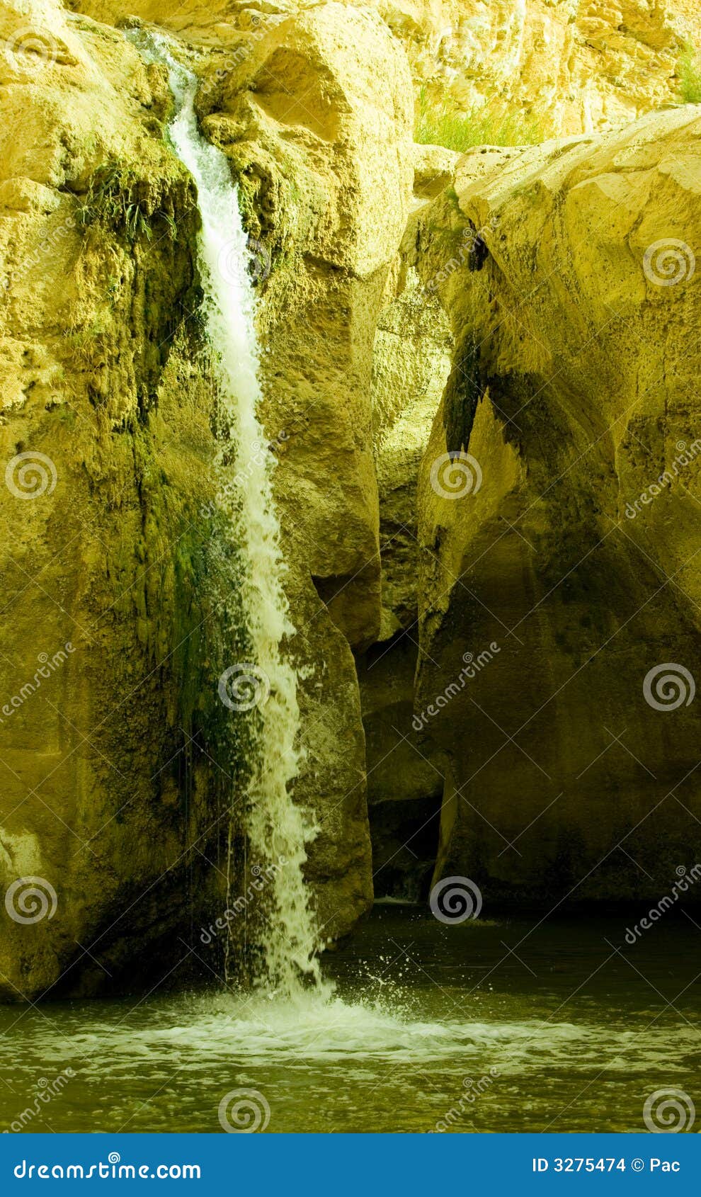 Cascada rocosa foto de archivo. Imagen de salvaje, piedra - 3275474