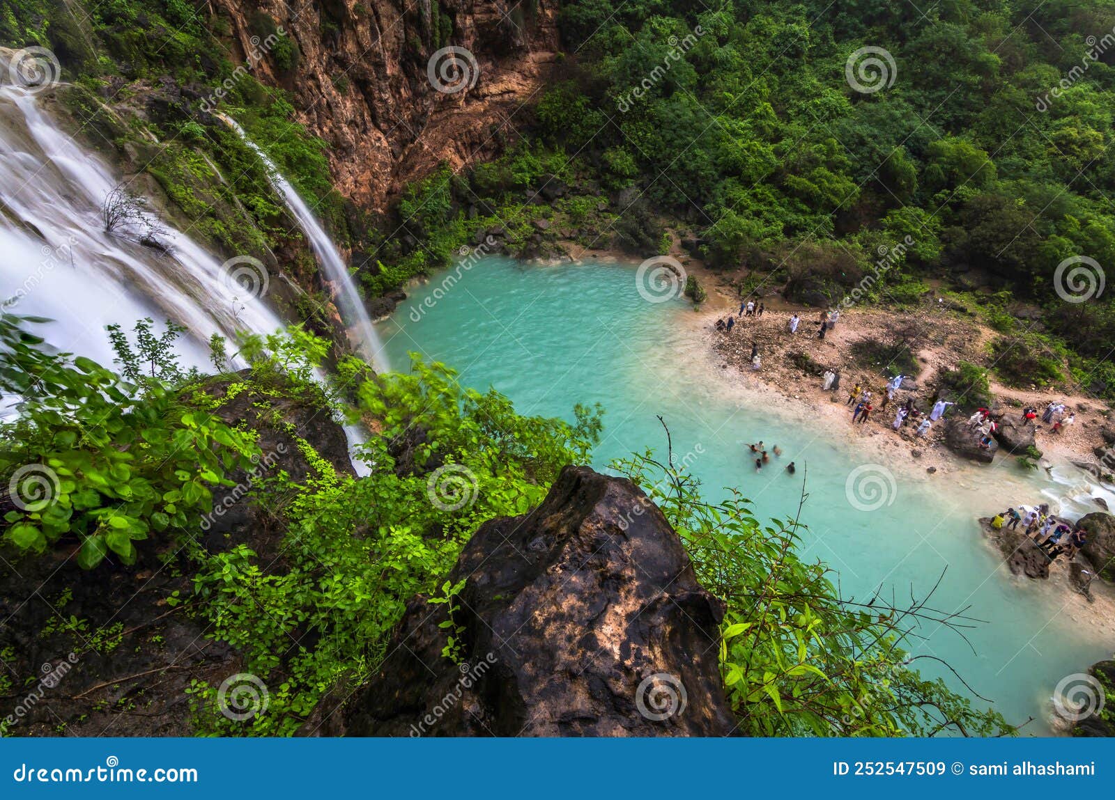 Cascada y agua cristalina imagen de archivo. Imagen de secuencia ...